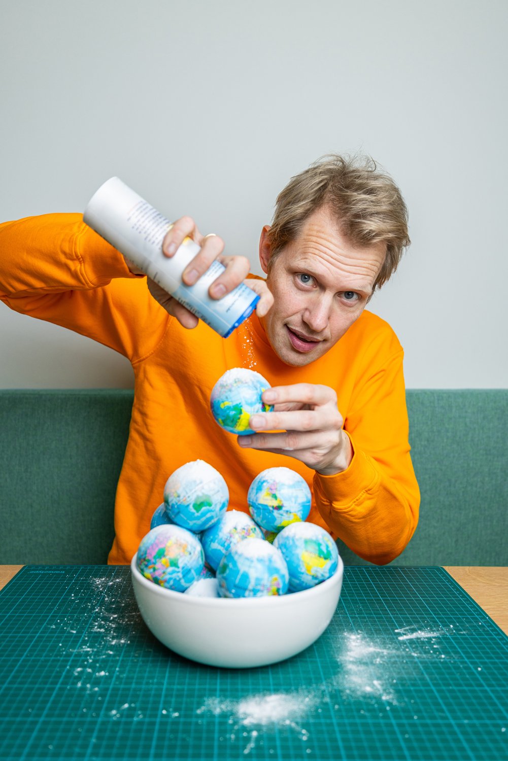 Jan Beuving stond met 2025-1 op september 2024 in Theater Ludens ...
