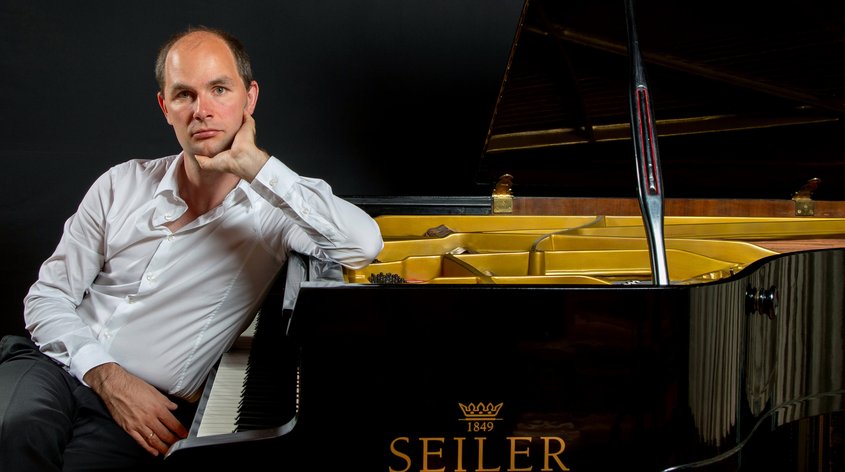 Duo Khojayan Poortinga stond met Robert Poortinga op oktober 2023 in ...