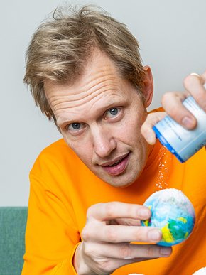 Jan Beuving stond met 2025-1 op september 2024 in Theater Ludens ...